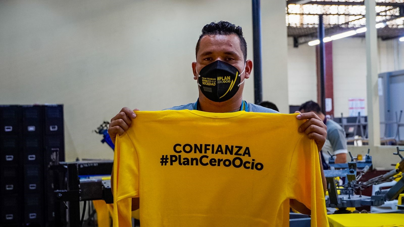 EL SALVADOR: CON PLAN ‘CERO OCIO’, PRESOS CONSTRUYEN CARPETAS ESCOLARES ...